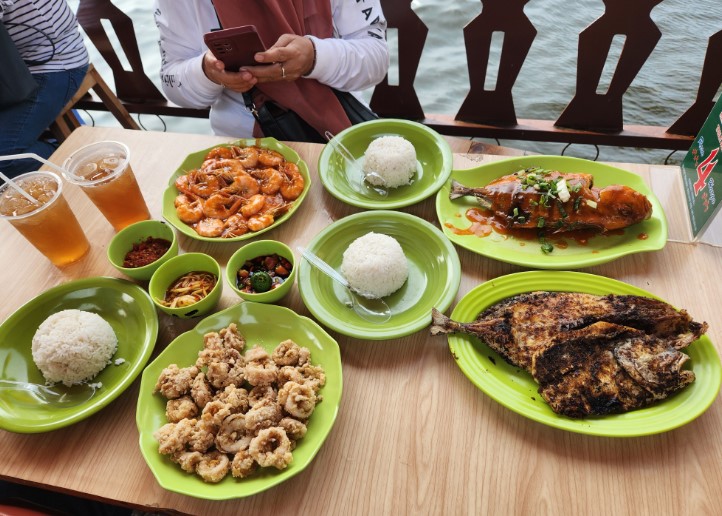 Top 7+ Restoran Seafood di Muara Angke Paling Enak & Tempat Makan ...