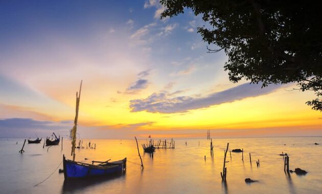Keindahan Sunset di Pantai Teluk Awur Jepara - AlongWalker