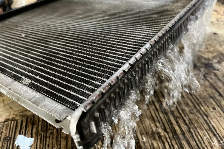 Bahaya Laten Mobil Bekas yang Radiatornya Diisi Air Mineral - AlongWalker