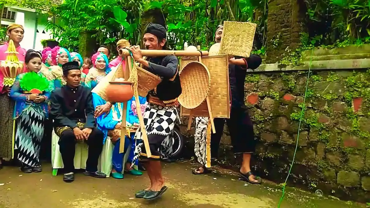 Mengenal Begalan, Tradisi Pernikahan Masyarakat Banyumas - AlongWalker