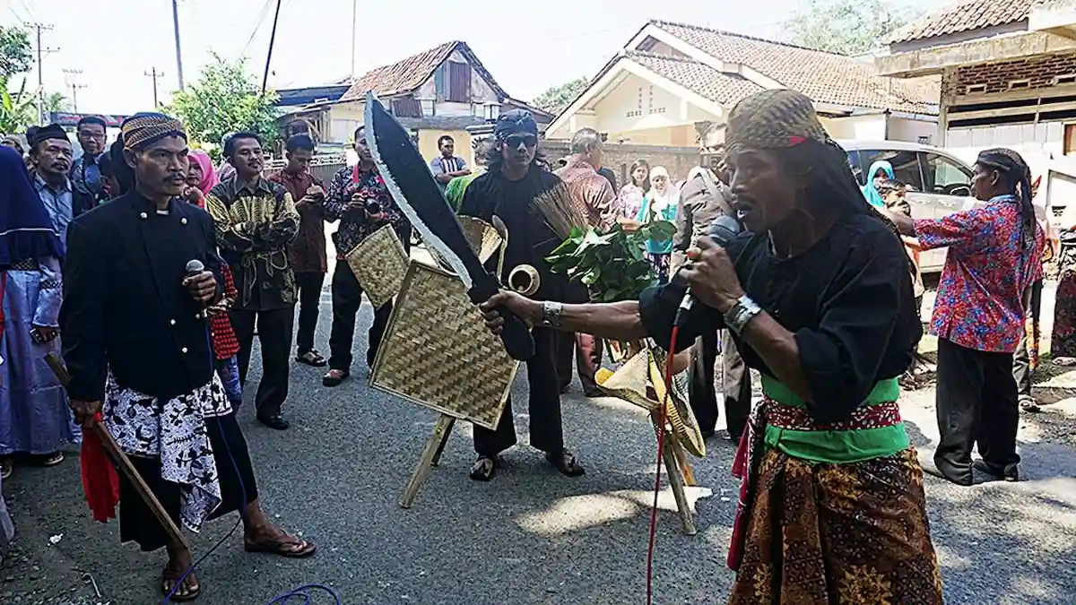 Mengenal Begalan, Tradisi Pernikahan Masyarakat Banyumas - AlongWalker