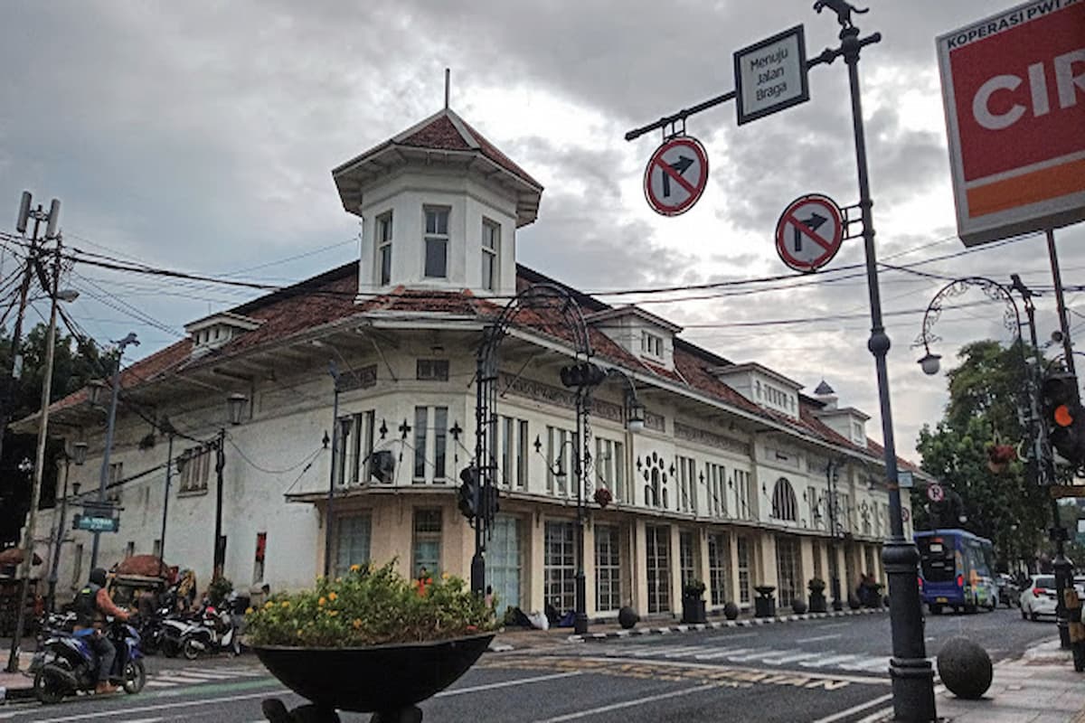 Mengenal Sejarah Jalan Braga yang Legendaris - AlongWalker
