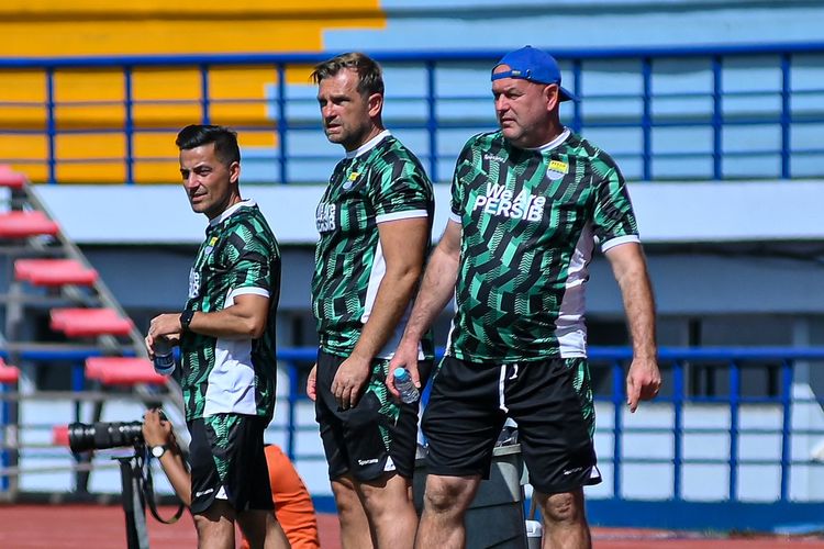 Persib Bandung Vs Arema FC, Hodak Rencanakan Perubahan - AlongWalker