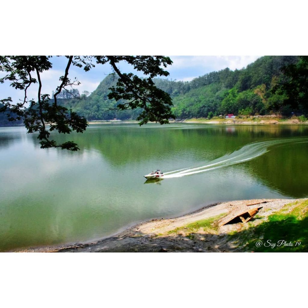 Review, Lokasi, Dan Harga Tiket Masuk Telaga Ngebel - AlongWalker