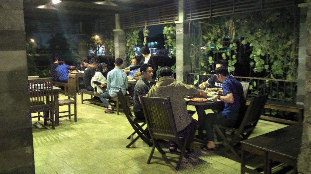 Top 6+ Tempat Makan Keluarga di Solo Yang Wajib Kamu Coba - AlongWalker