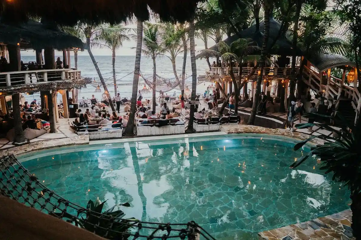 Top 7+ Rekomendasi Beach Club di Lombok yang Paling Populer - AlongWalker