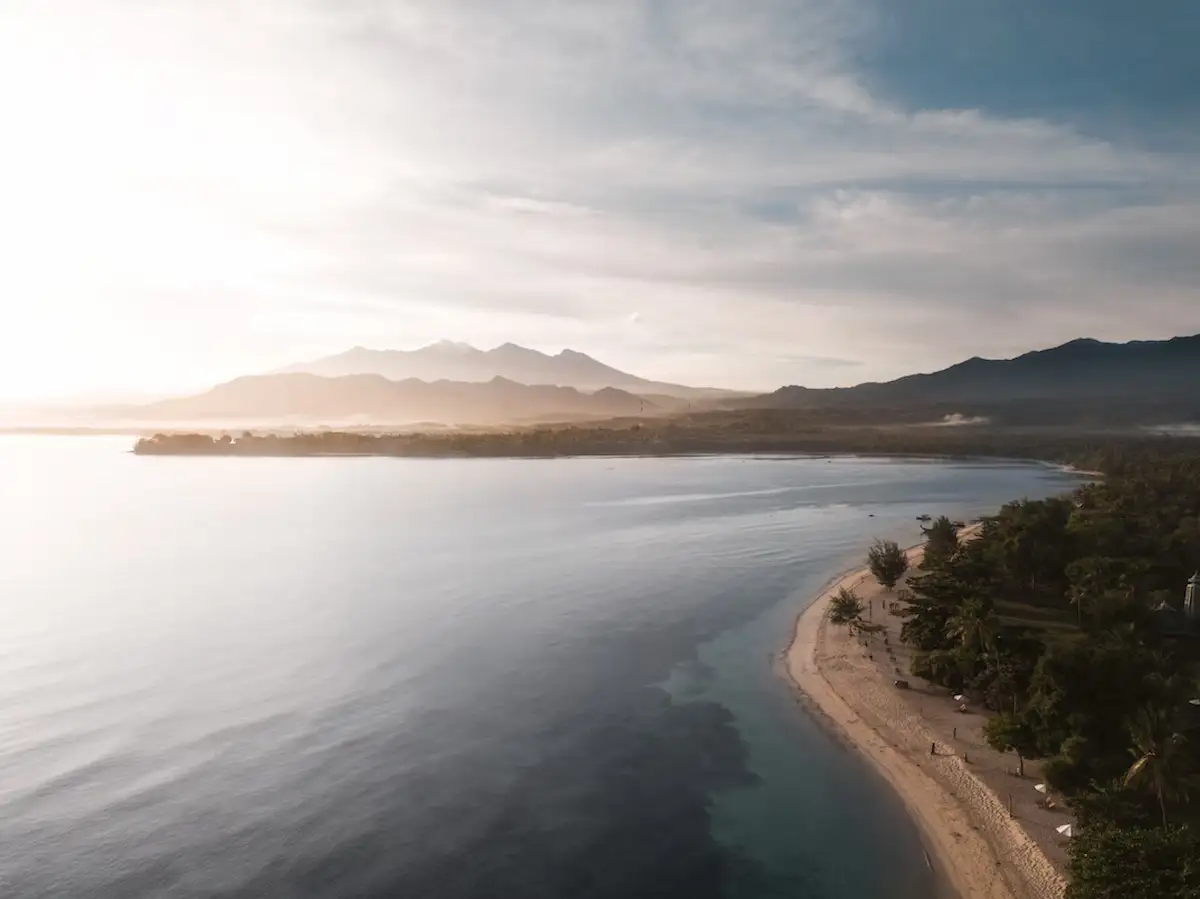 Top 7+ Rekomendasi Beach Club di Lombok yang Paling Populer - AlongWalker