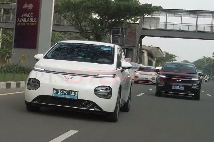 Wuling Cloud EV Dapat Pilihan Warna Baru - AlongWalker