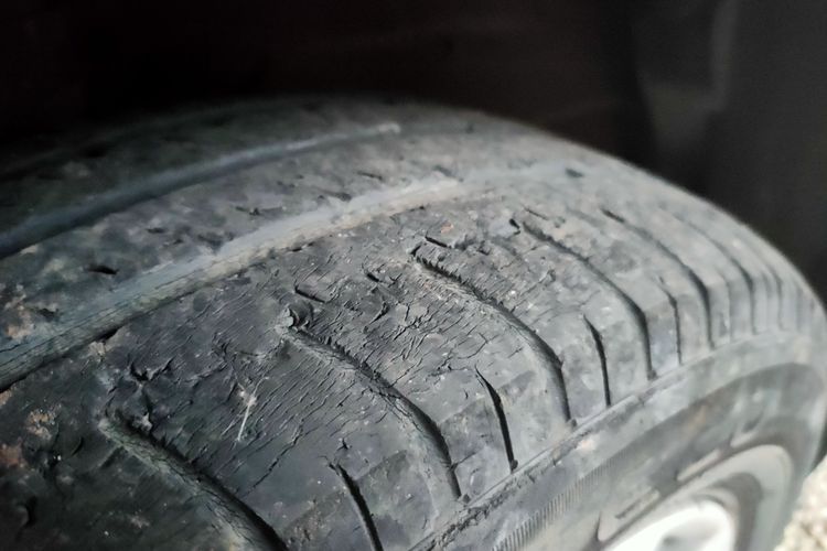 Ciri-ciri Ban Mobil Bocor yang Sudah Tidak Layak Ditambal Lagi ...