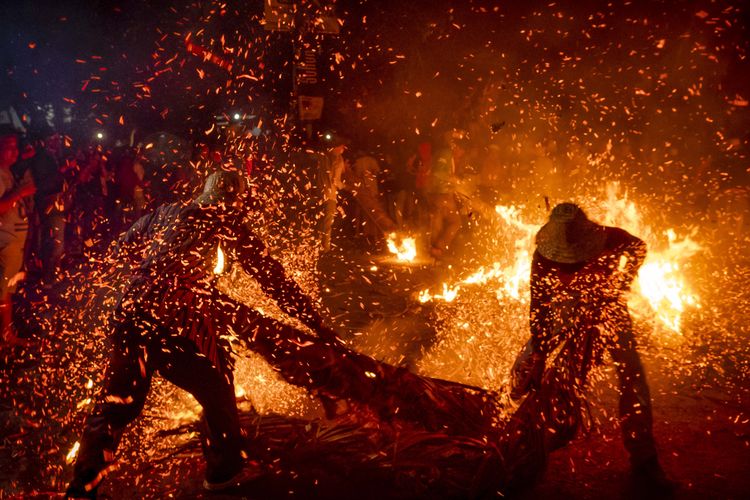Jepara Punya Tradisi Perang Obor yang Unik - AlongWalker